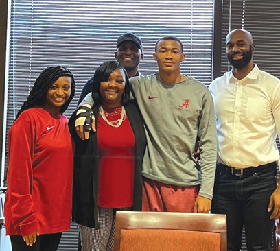 Is DeVonta Smith Dating Mariah Abraham? His Girlfriend, Parents, Family ...