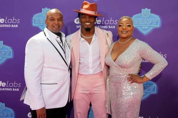 Who is Gabby, the Girlfriend of Nakobe Dean? His Parents, Family ...