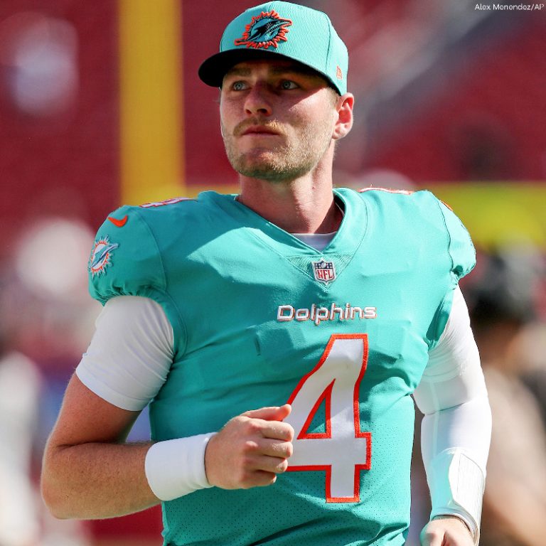 Who is Girlfriend of Reid Sinnett? His Parents, Family, Salary, Jersey ...