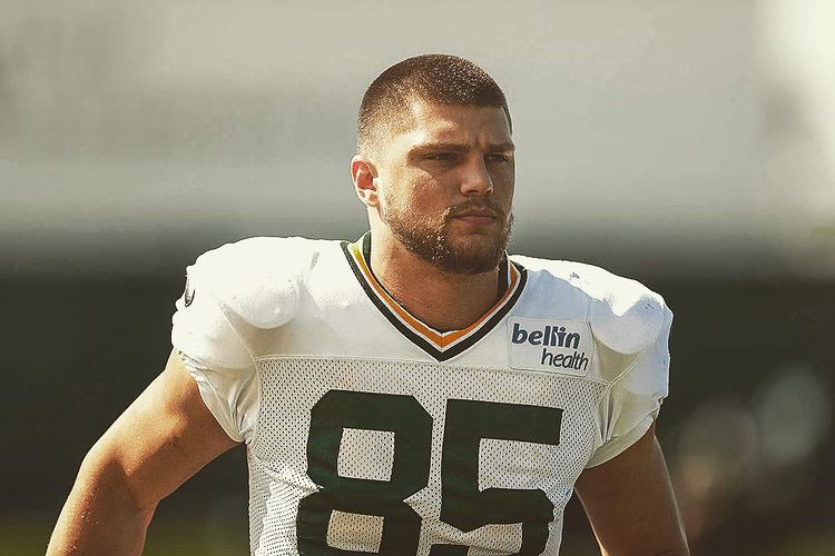 Who is the Girlfriend of Robert Tonyan? His Parents, Family, Salary ...