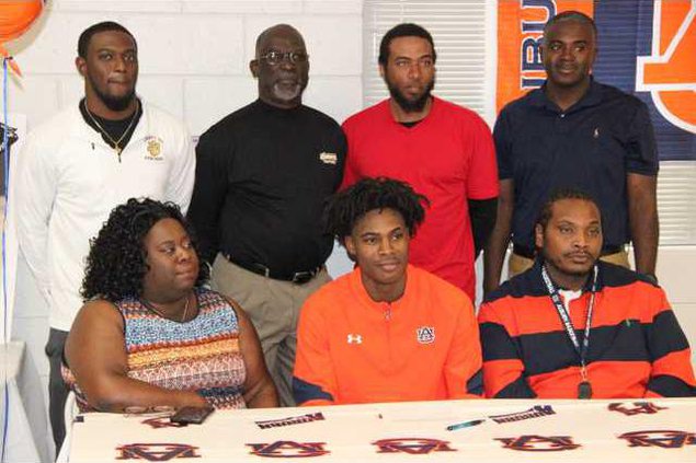 Who is the Girlfriend of Davion Mitchell? His Parents, Family, Salary ...