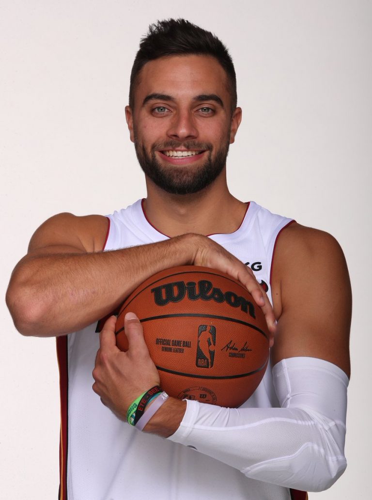 Who is the Girlfriend of Max Strus? His Parents, Family, Salary, Jersey ...