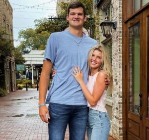 Who is Maggie Hellgeth, Walker Kessler girlfriend? His parents, family ...