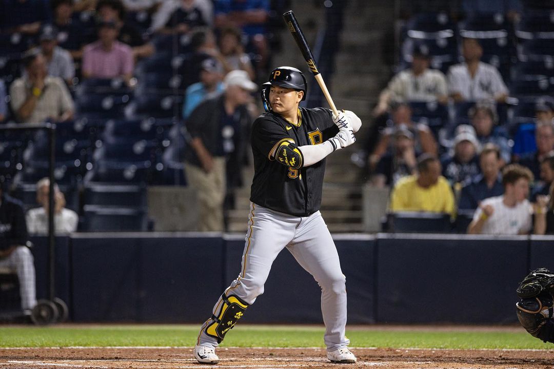 Who is Ji-Man Choi girlfriend? His parents, family, networth, jersey ...