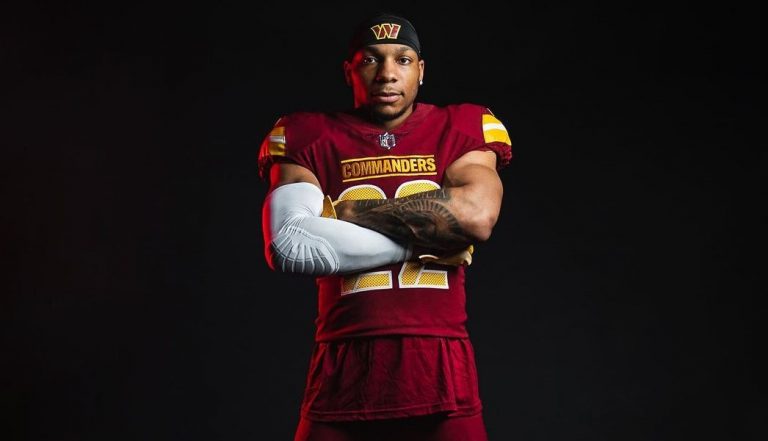 Who is Darrick Forrest girlfriend? His parents, family, contract ...