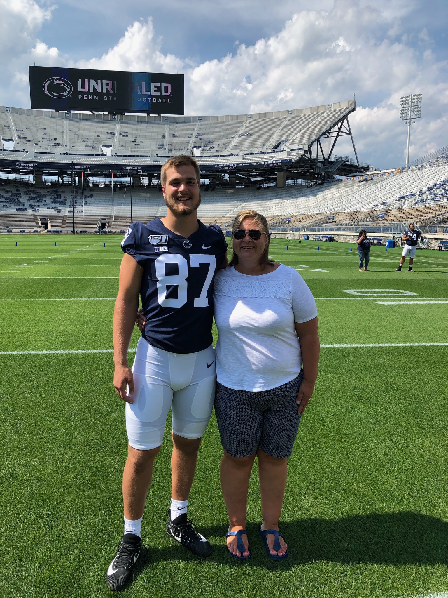 Who is Pat Freiermuth girlfriend? His Relationship, Parents, Family ...