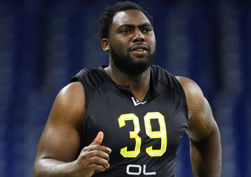 Who is Titans Nicholas Petit-Frere girlfriend? His Relationship ...