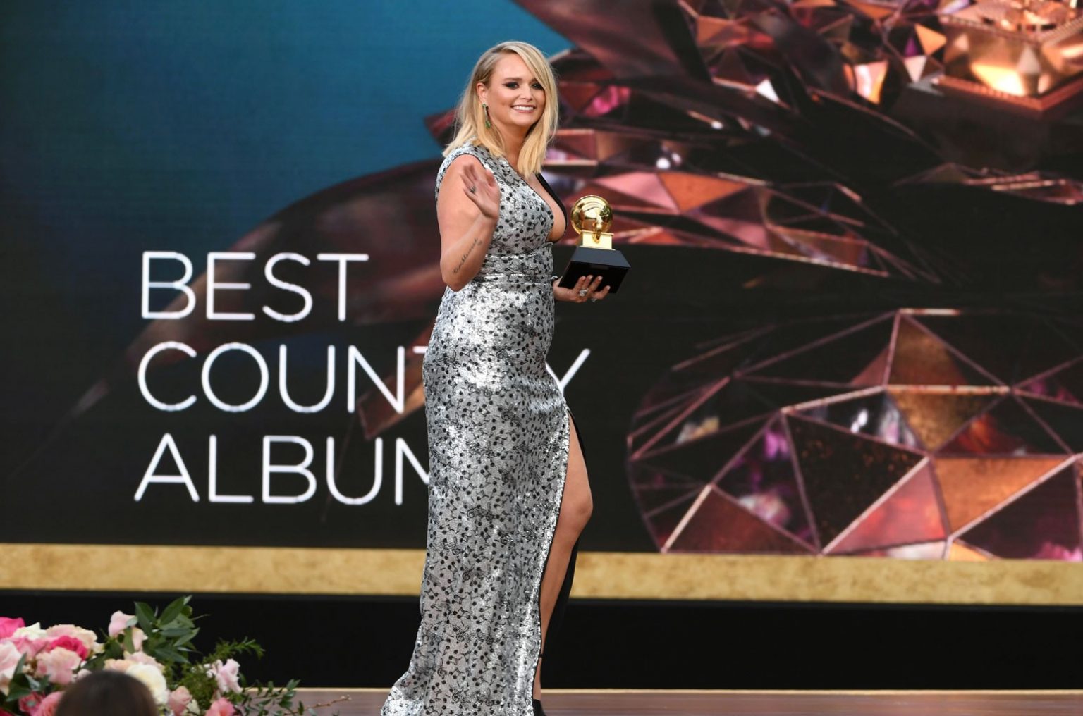 Miranda Lambert wows in an Attractive Metallic Outfit prior to Changing ...