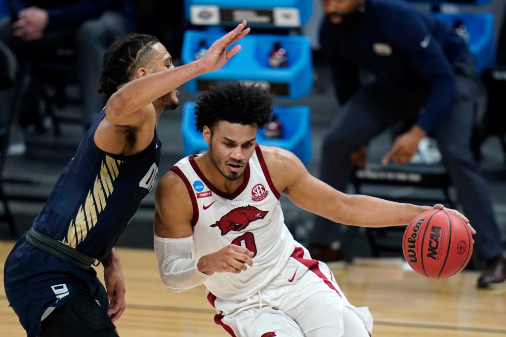 Davonte Davis sends Arkansas past upstart Oral Roberts
