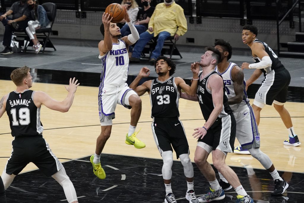 Seven scorers in double digits lead Spurs past Kings
