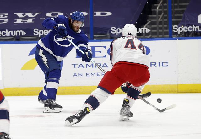 Brayden Point’s two goals lead Lightning past Jackets