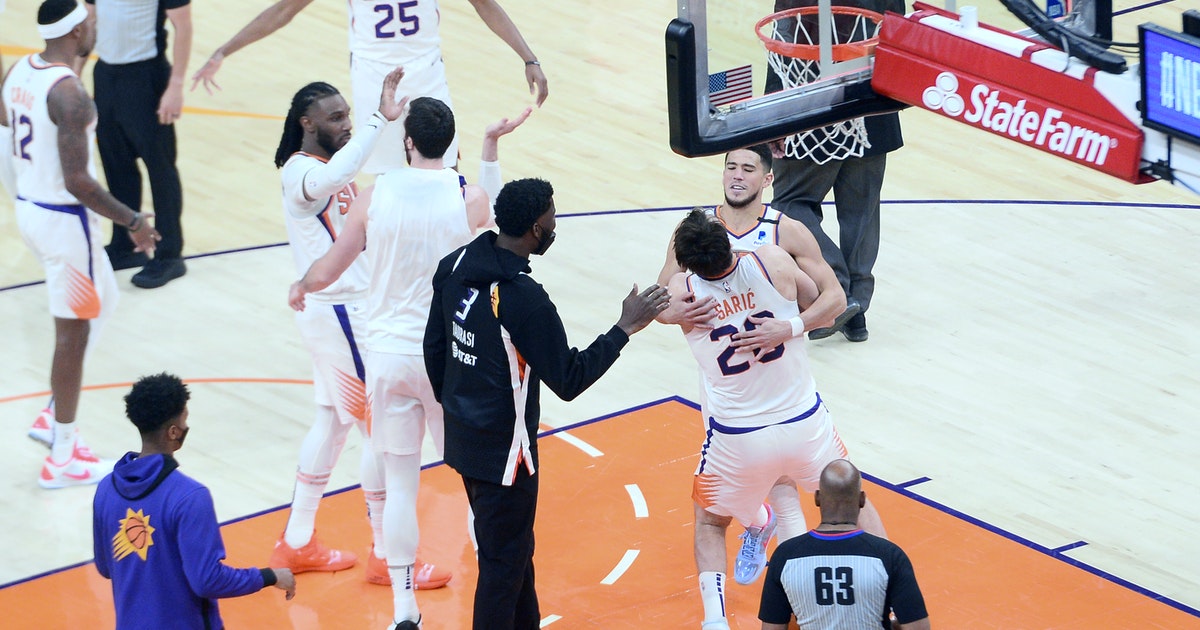 Devin Booker scores 35 as Suns win 14th straight 120-115 over Cavaliers